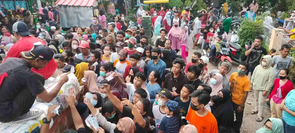 Bagikan 1.500 Karung Beras, Ali Mukadas: Dalam Rejeki Kita, Ada Hak ...
